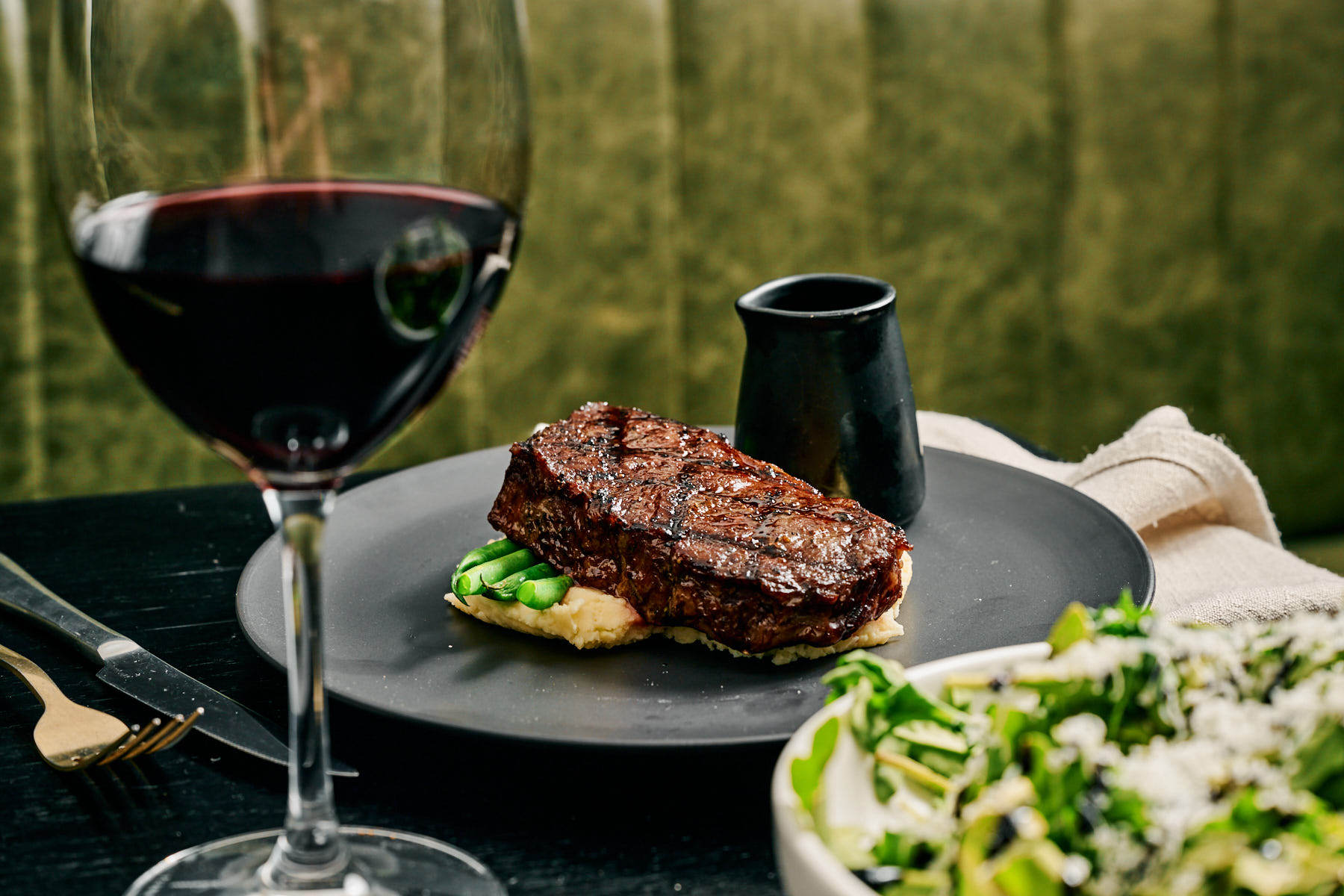 About | MISTER MUNRO Restaurant and Bar